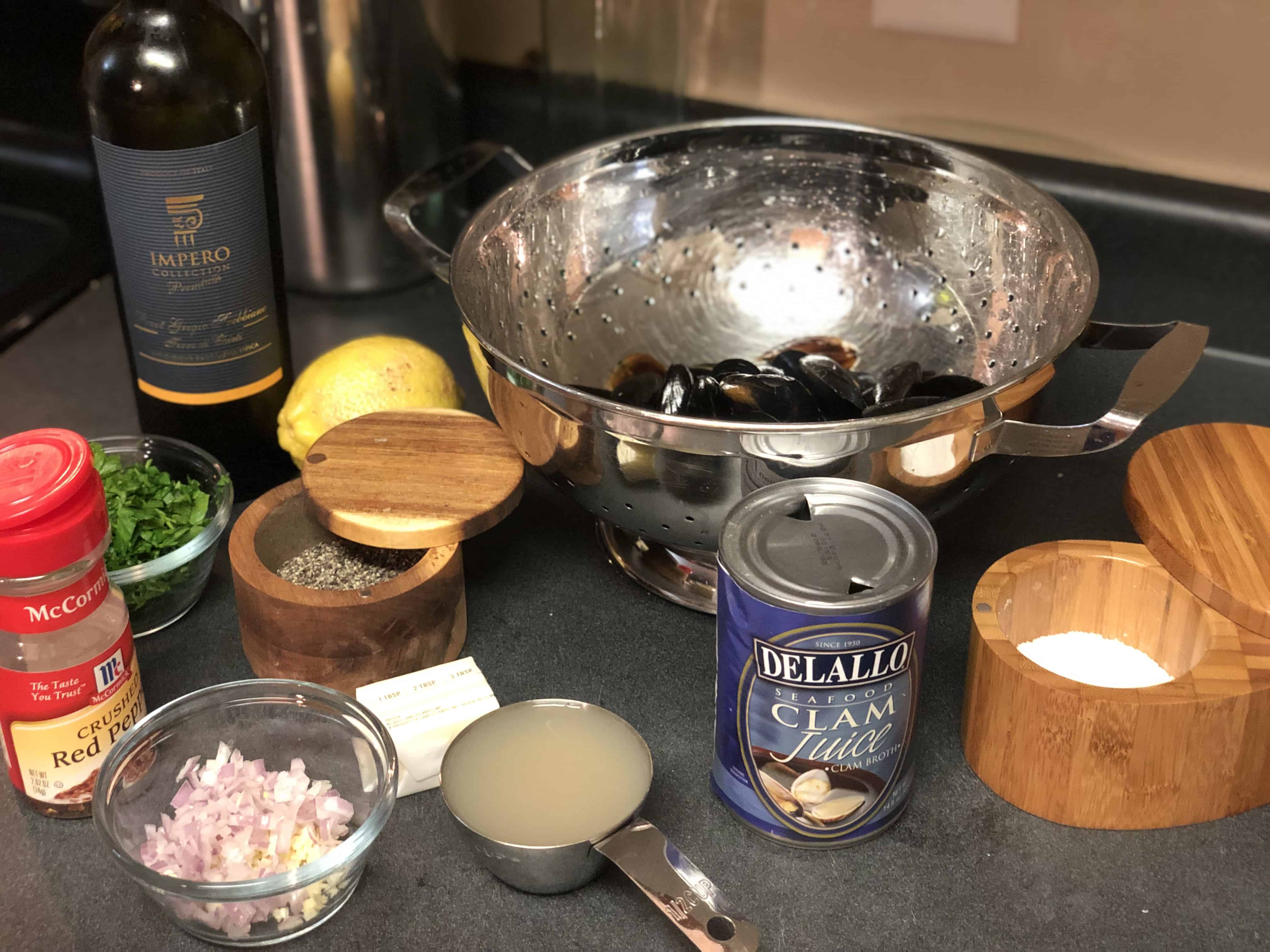 STEAMED MUSSELS WITH WHITE WINE AND GARLIC | EASY